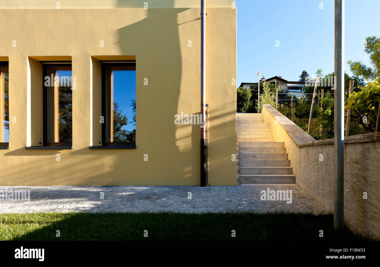 Yellow building detail hi-res stock photography and images - Alamy