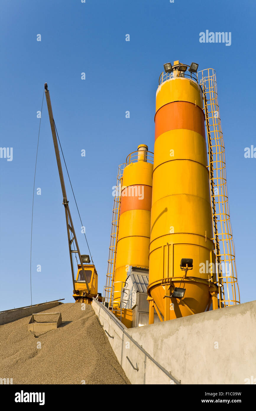 Tall concrete silos hi-res stock photography and images - Alamy
