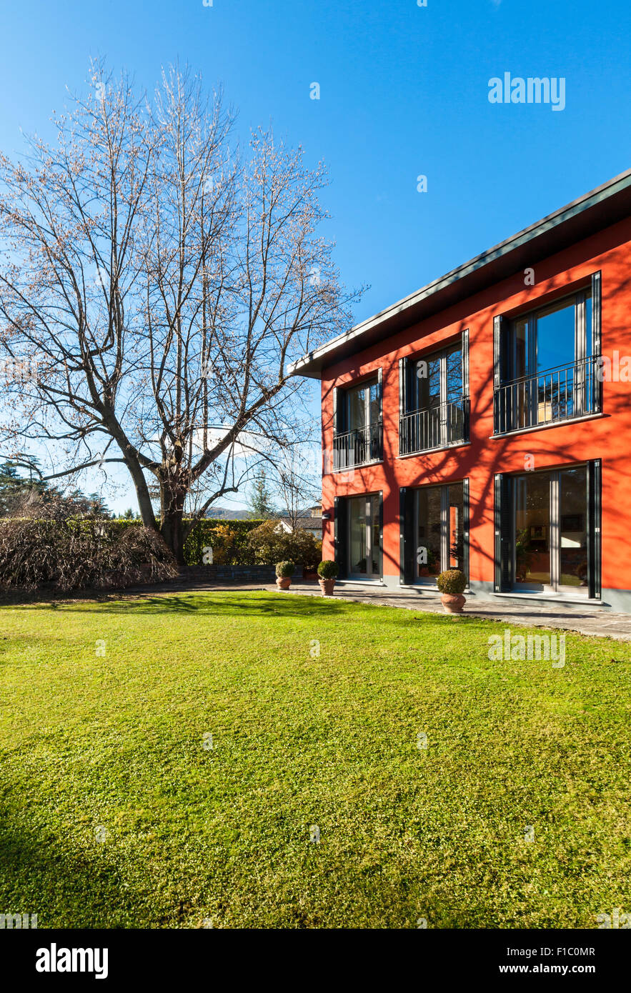 House with tree view hi-res stock photography and images - Alamy