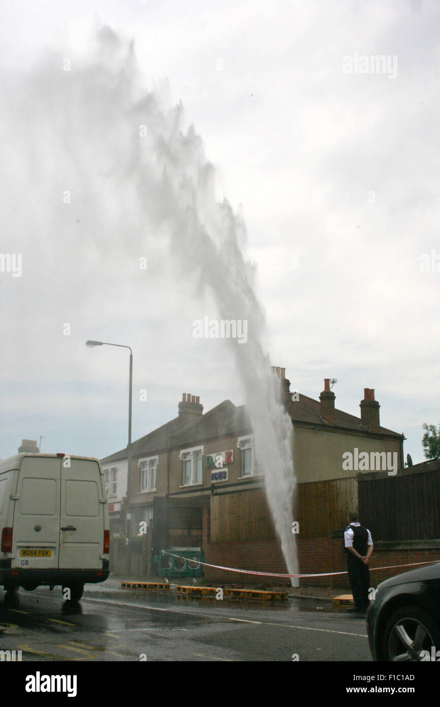 A burst water main sends water 5 stories high in Mitcham Lane, Tooting ...