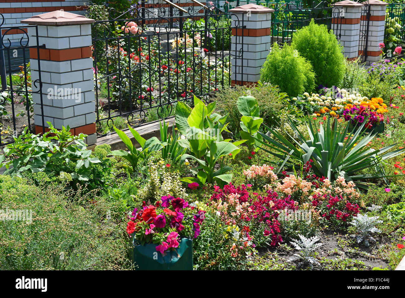 Beautiful front yard landscape hi-res stock photography and images - Alamy