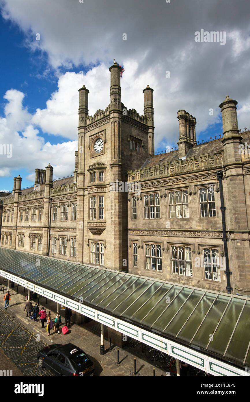 Shrewsbury railway station hi-res stock photography and images - Alamy
