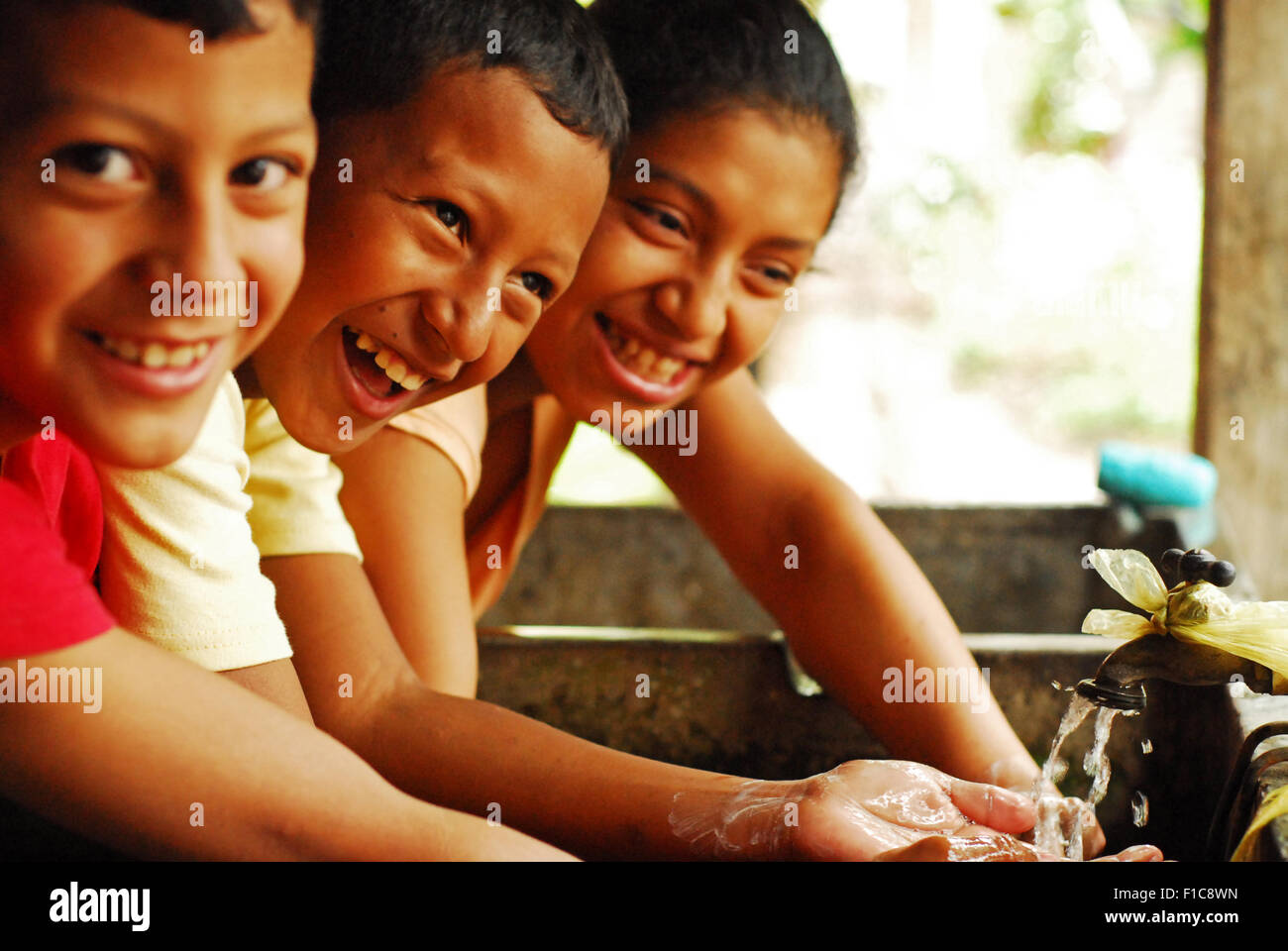 Guatemala, Jalapa, children washing hands at home (Walter Geovani de la ...