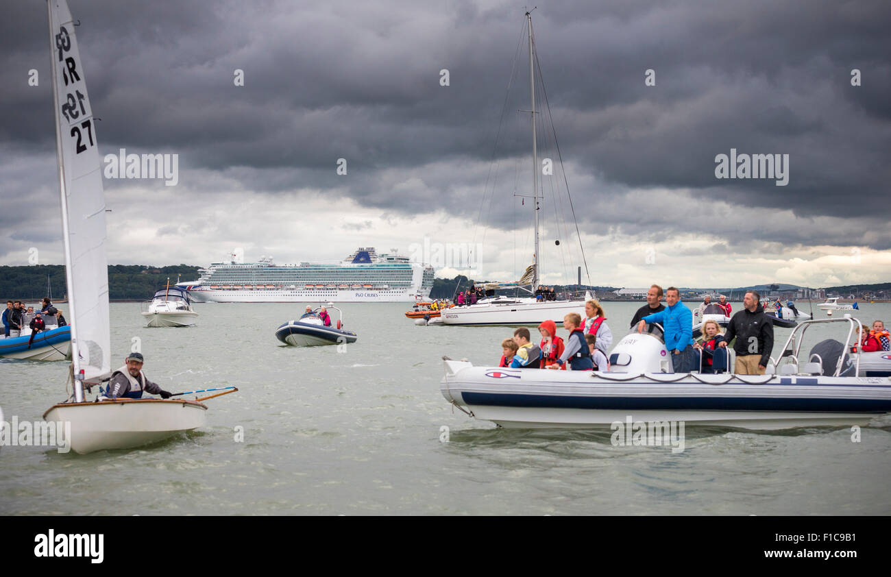 Annual bramble bank cricket match in the sea hi-res stock photography ...