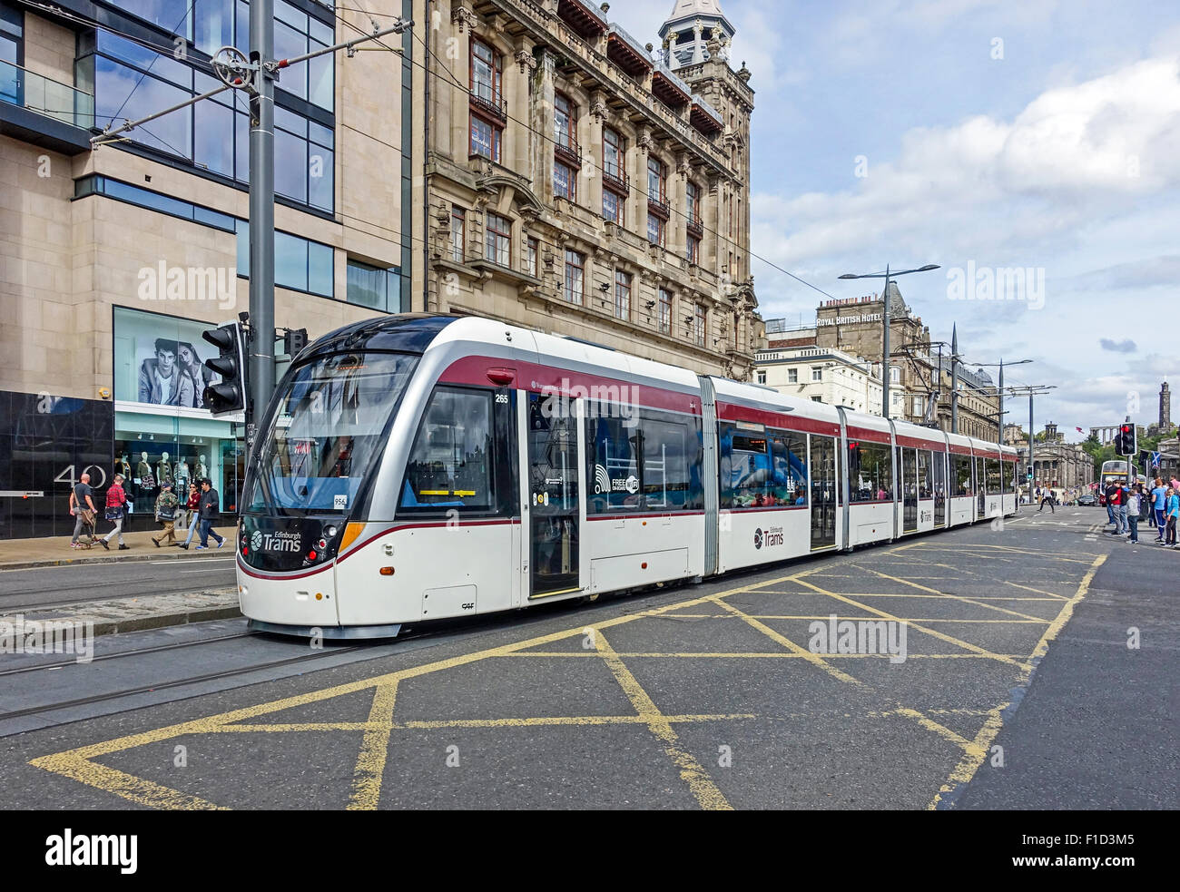 Edinburgh tram princes street stop hi-res stock photography and images ...