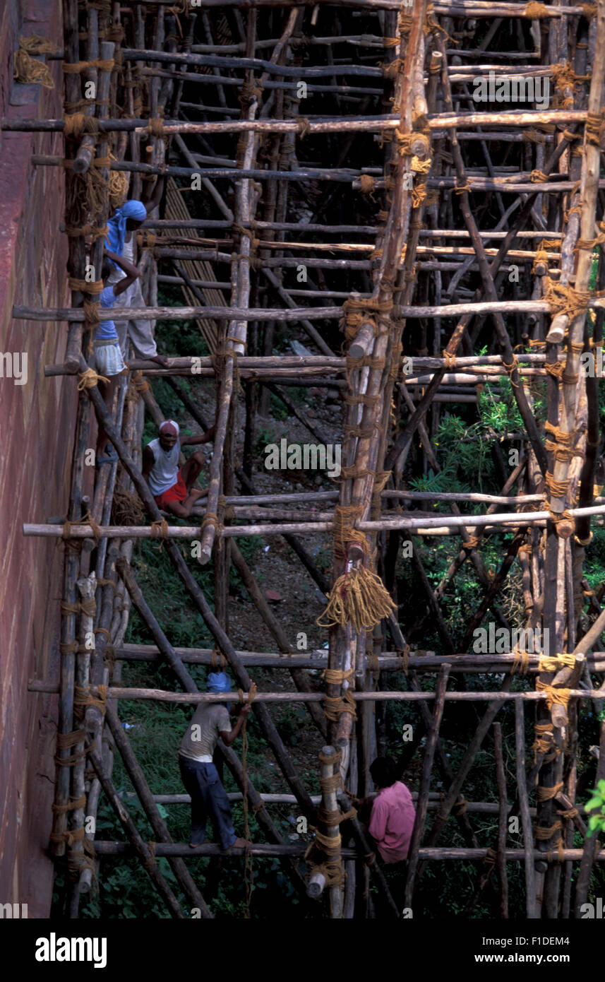 Indian workers in scaffolding Frame made of Bamboo & Cane in Agra Fort ...