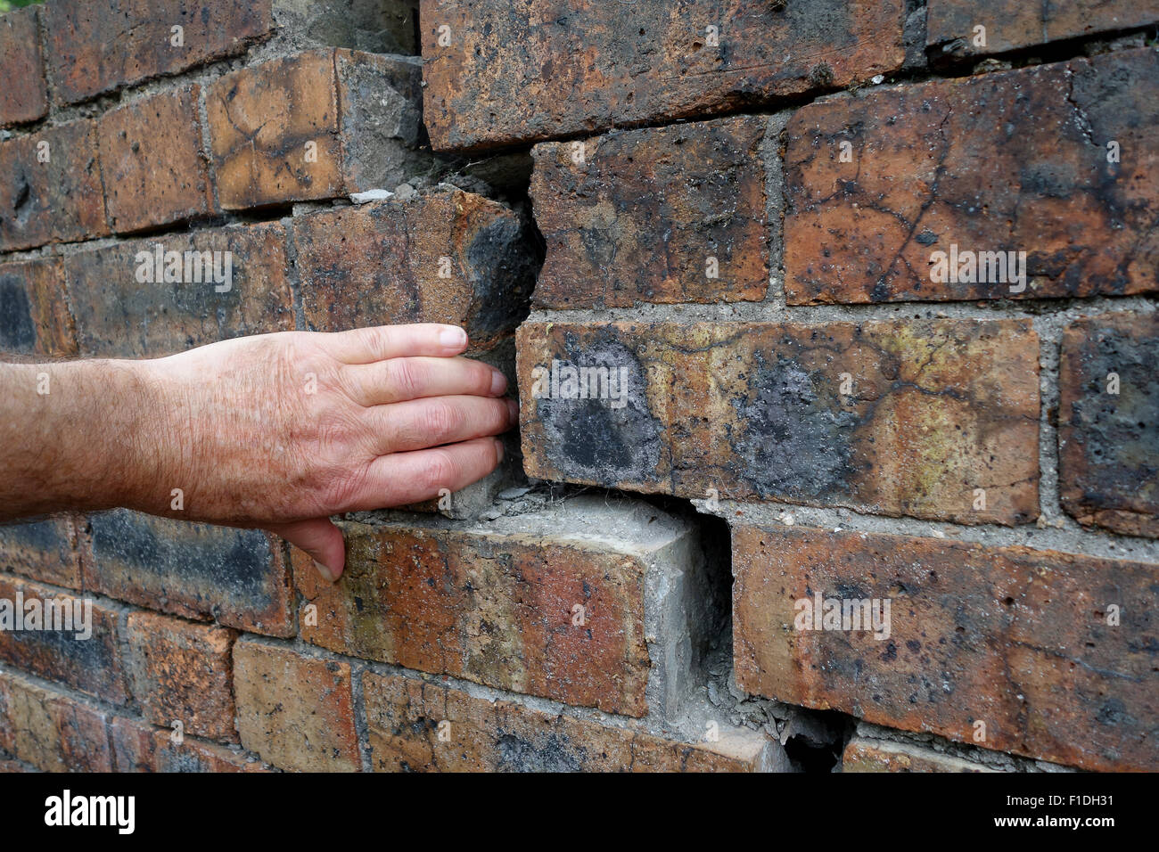 Old brick wall subsidence crack cracks subsiding walls Stock Photo - Alamy