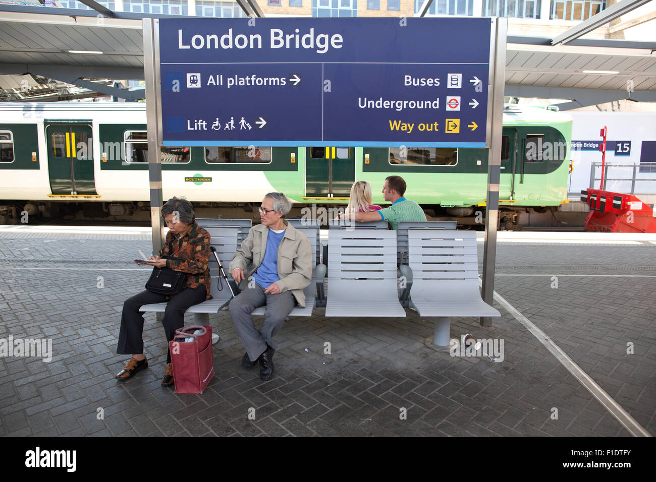Thameslink train platform hi-res stock photography and images - Alamy
