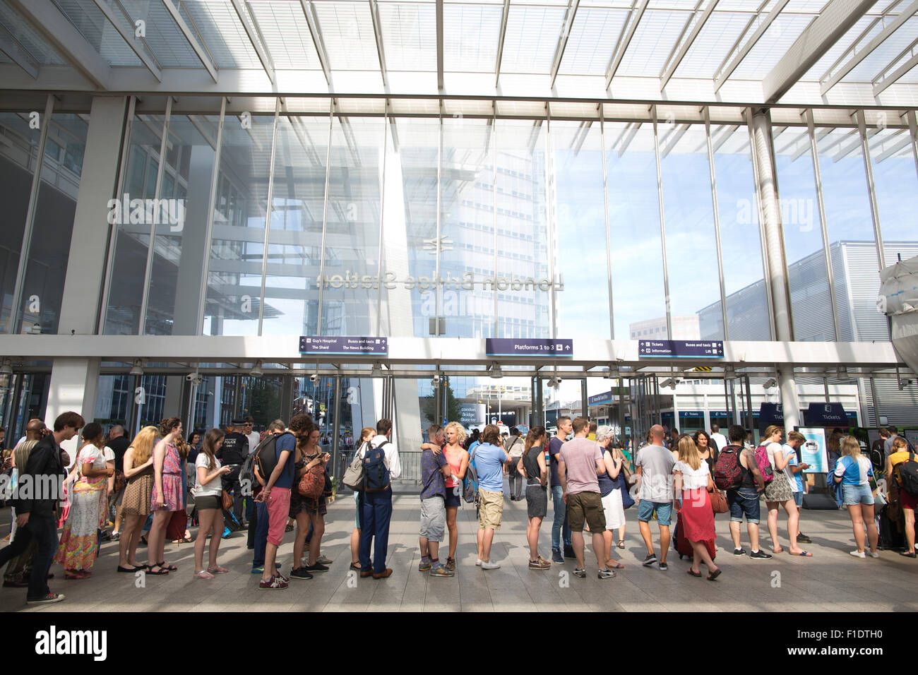 London bridge train station hi-res stock photography and images - Alamy