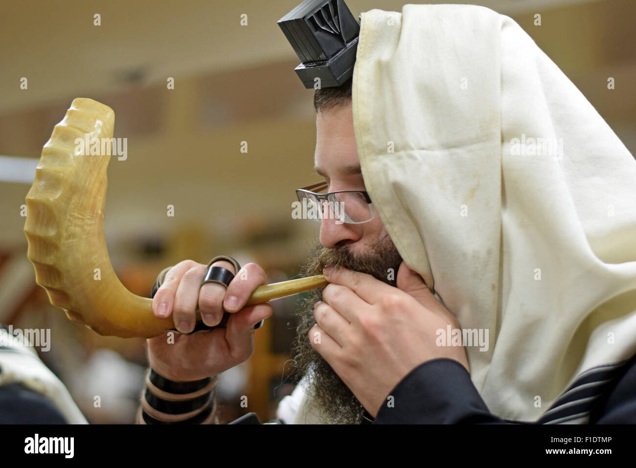Shofar horn hi-res stock photography and images - Alamy