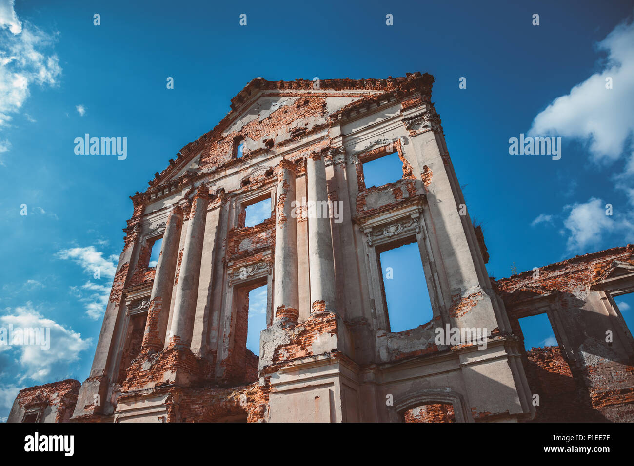 Castle ruined window hi-res stock photography and images - Alamy