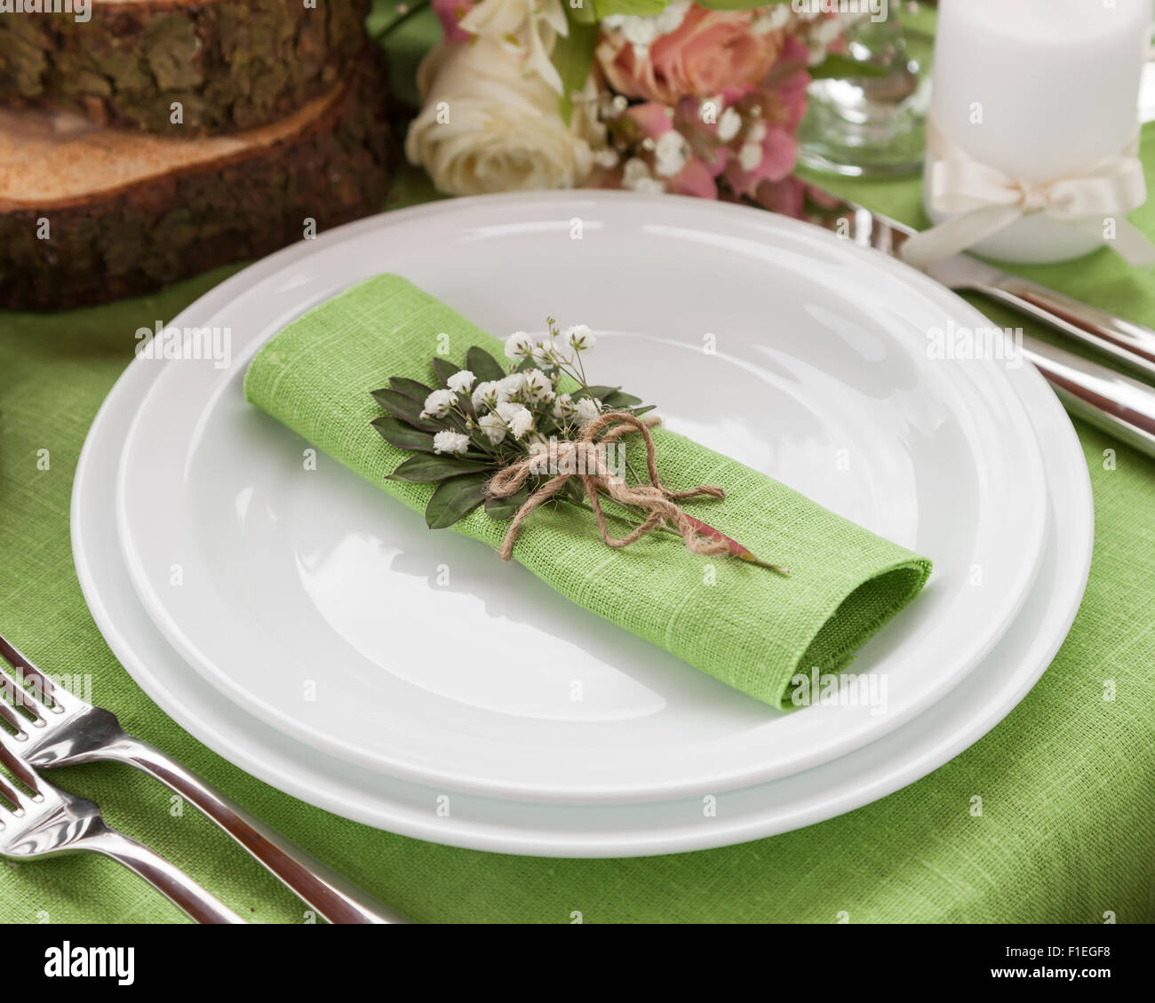Wedding place setting in fashion rustic style Stock Photo - Alamy