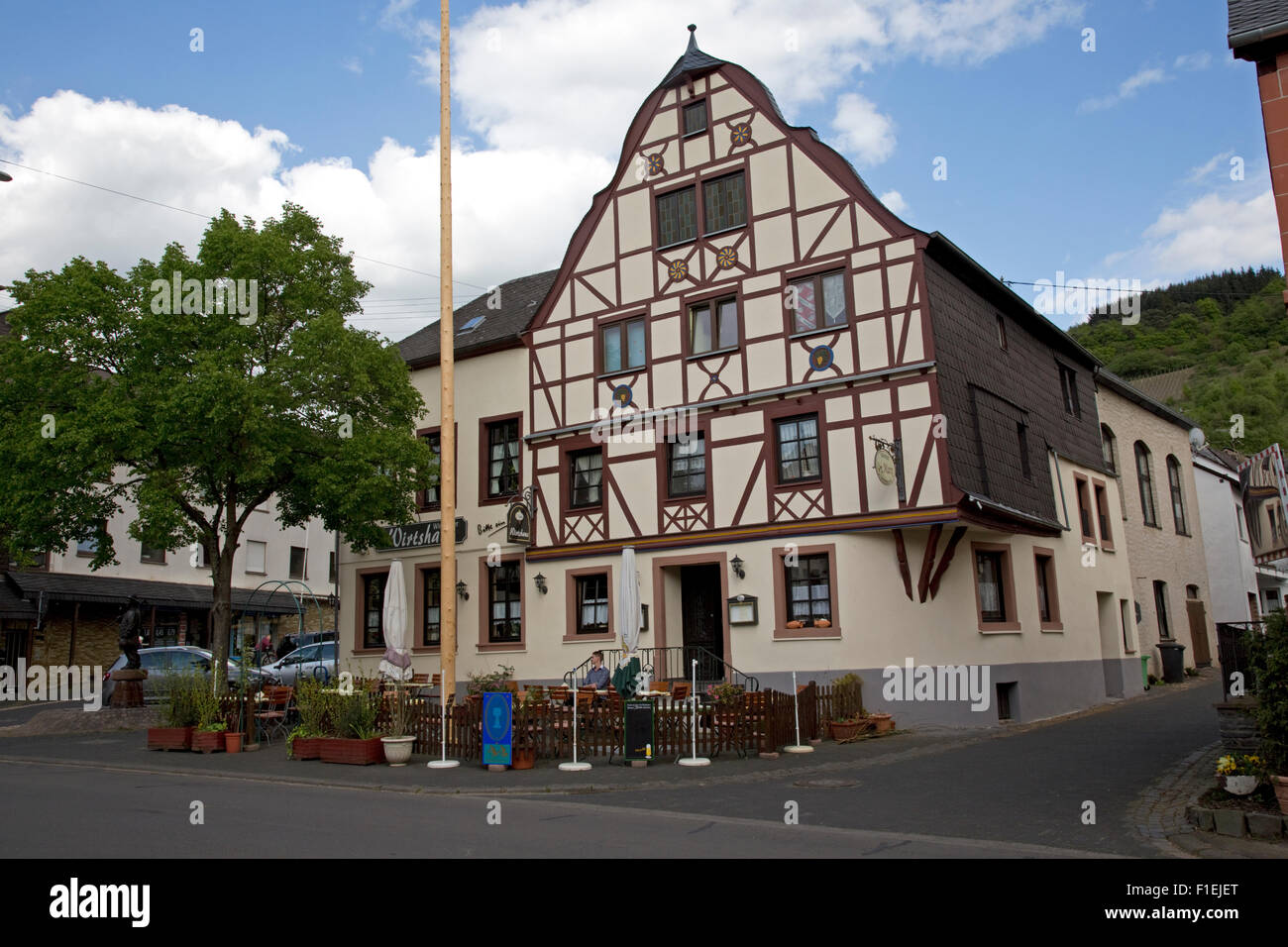 Half timbered pub hi-res stock photography and images - Alamy