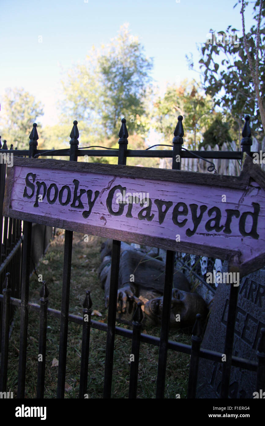 Sign for Spooky Graveyard Stock Photo - Alamy