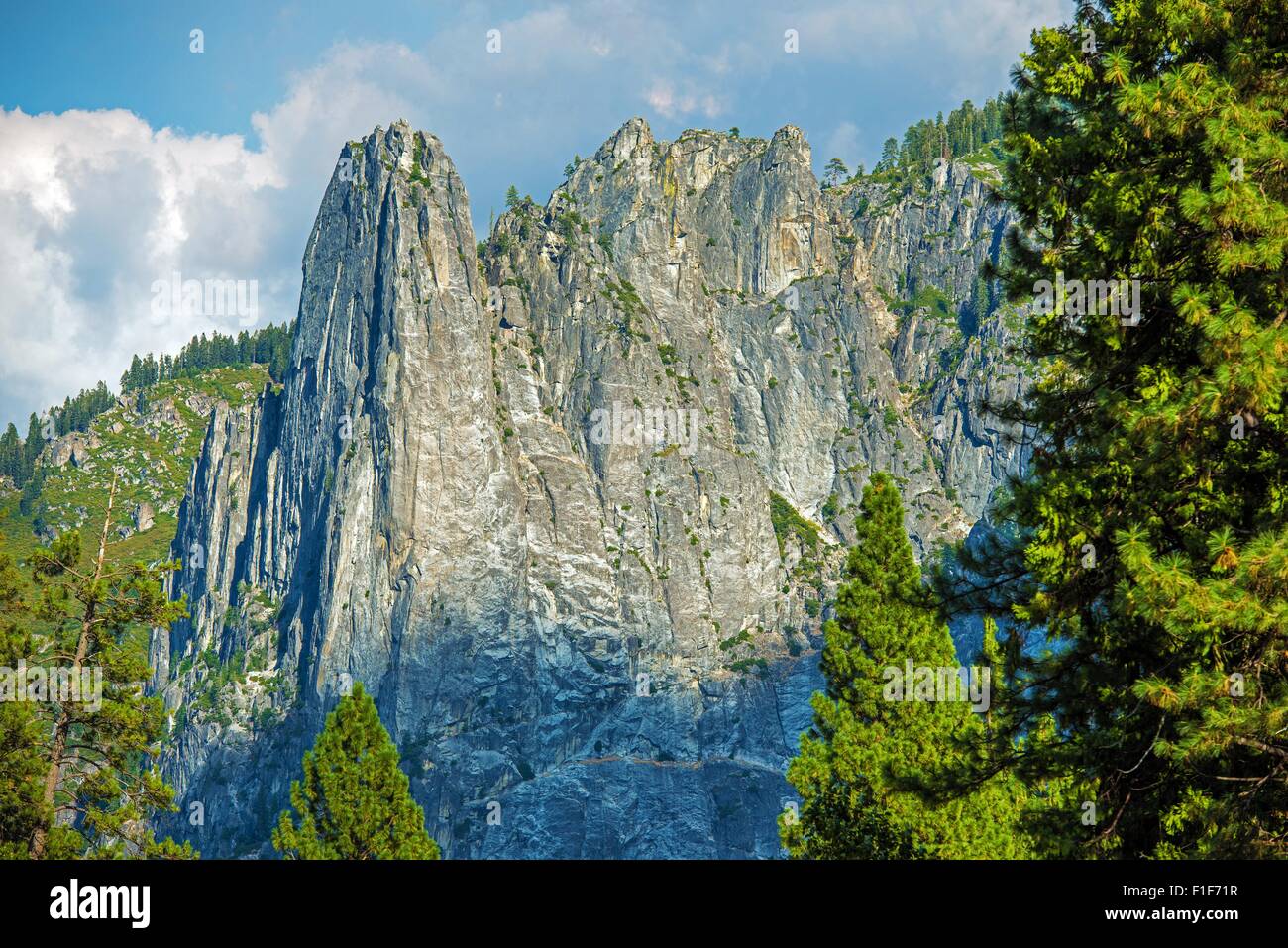 Yosemite Incredible Vertical Rock Formations. Yoemite Valley ...