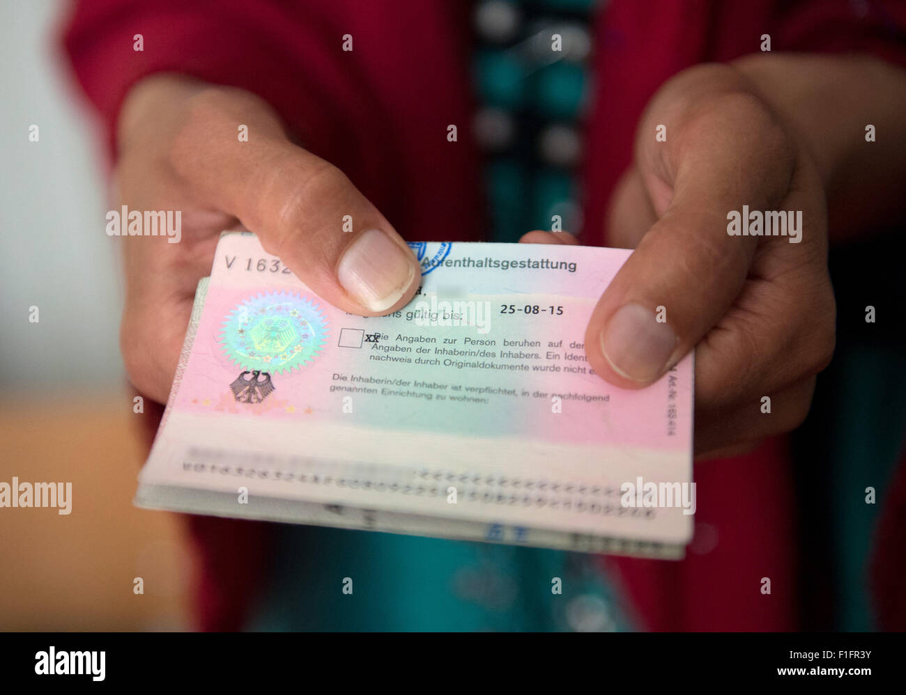 Hamburg, Germany. 18th Aug, 2015. A woman from Afghanistan shows her ...