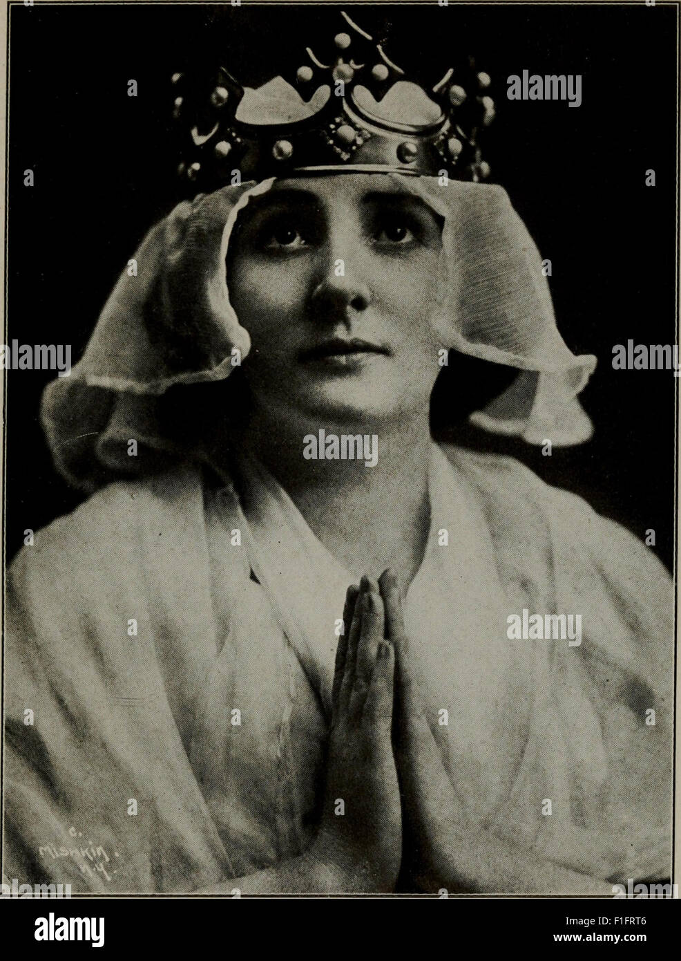 This work provides a historical and critical review of the opera scene ...