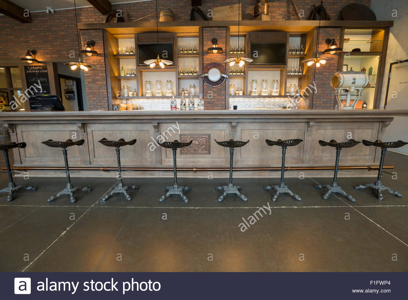 Empty bar bar hi-res stock photography and images - Alamy
