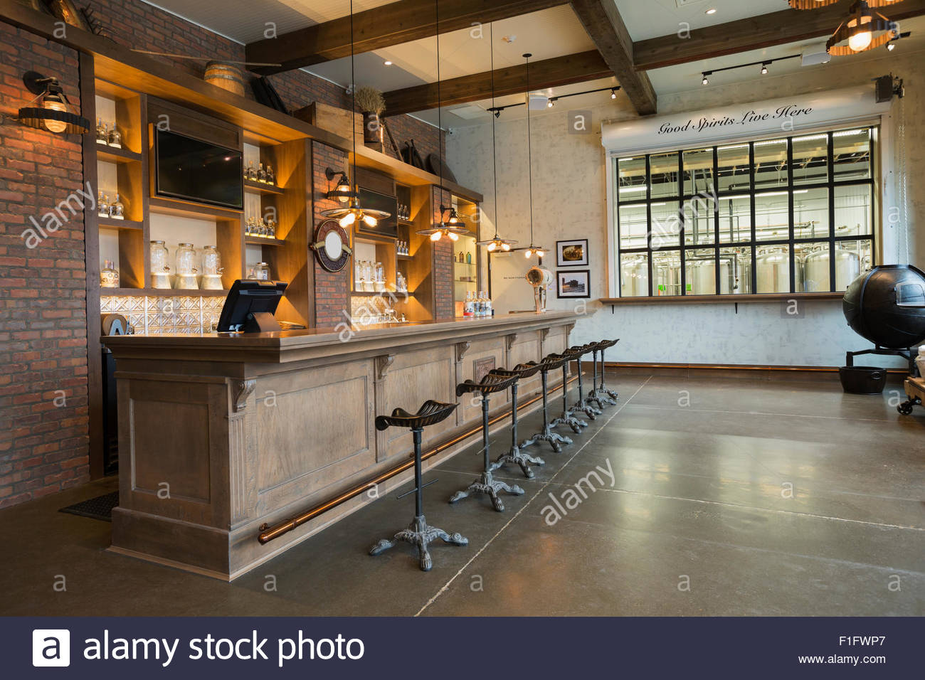Bar empty pub hi-res stock photography and images - Alamy