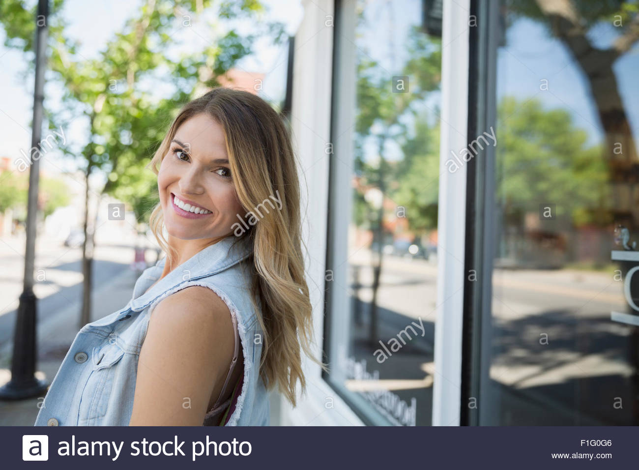 Women looking over shoulder smiling hi-res stock photography and images ...