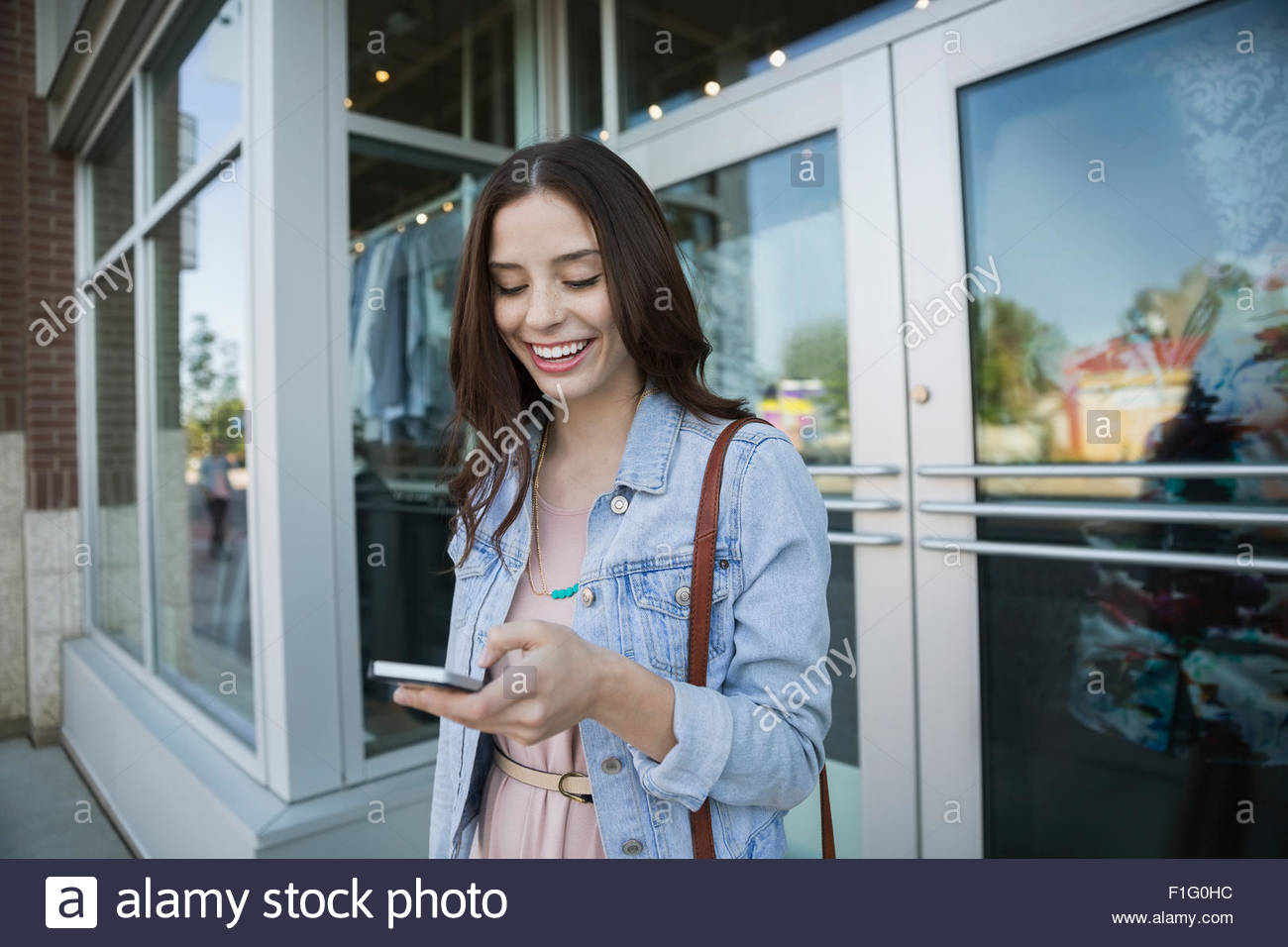 Mobile phone storefront hi-res stock photography and images - Alamy
