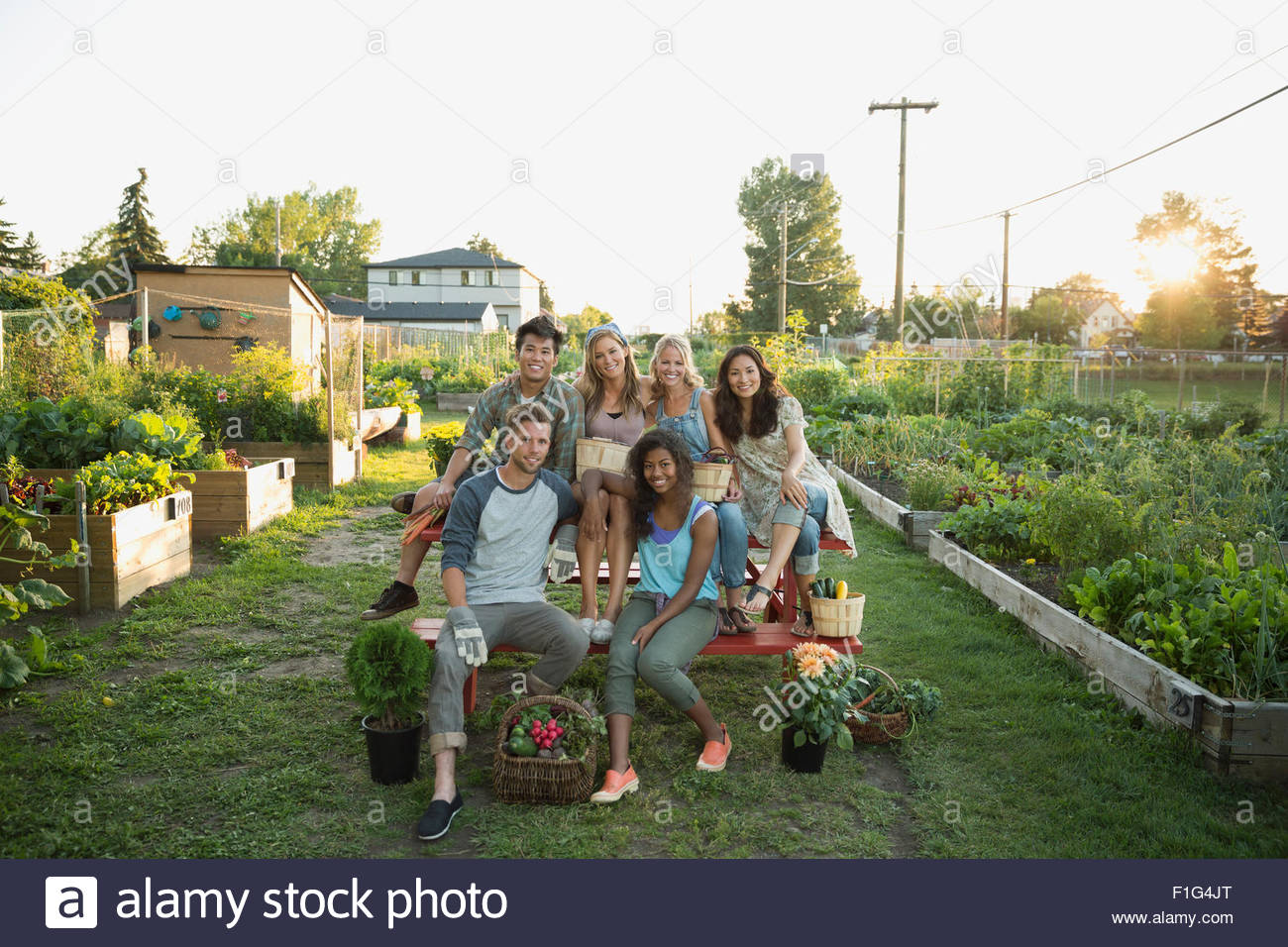 Summer table friends food garden hi-res stock photography and images ...