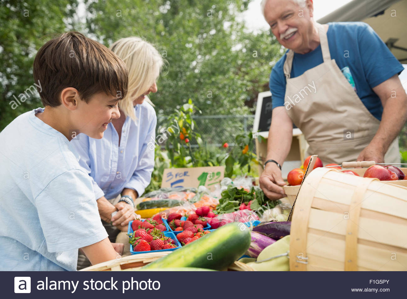 Farmer fruit hi-res stock photography and images - Alamy