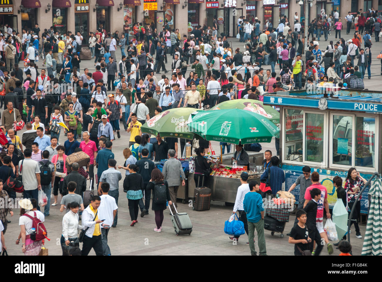 Crowd station hi-res stock photography and images - Alamy