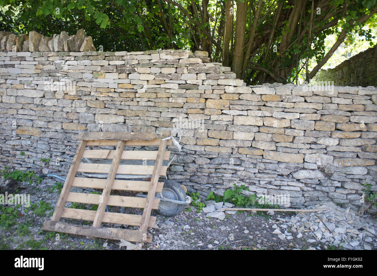 Cotswold dry stone wall in construction Stock Photo - Alamy