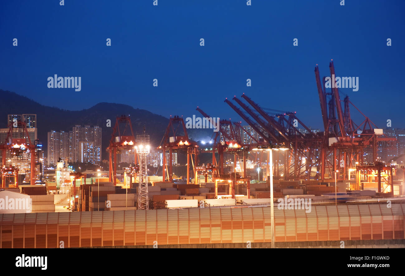 Night view harbor cranes hi-res stock photography and images - Alamy