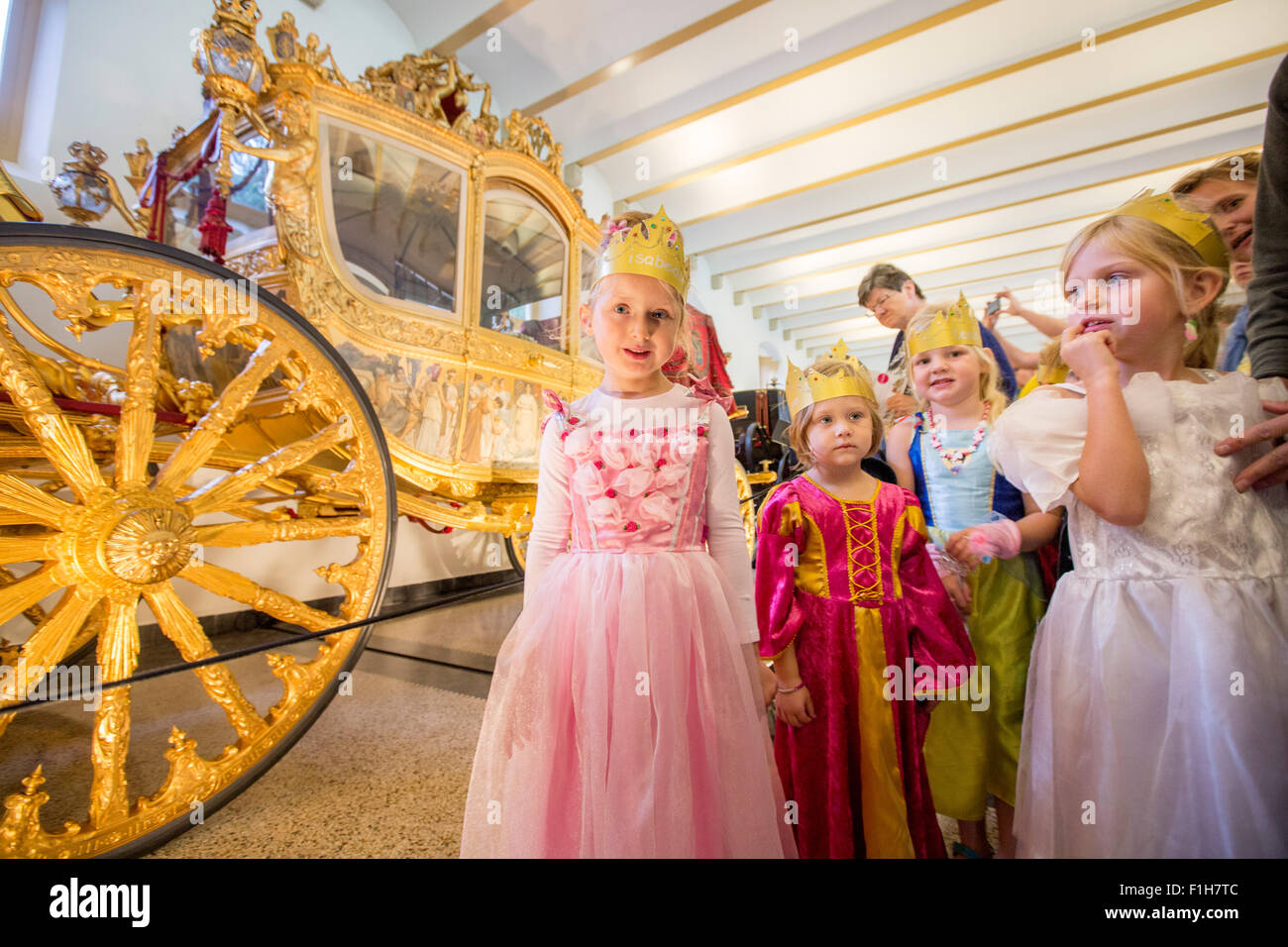 Dutch royal coach palace het hi-res stock photography and images - Alamy