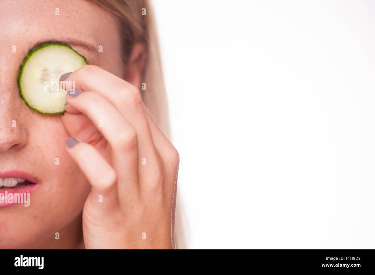 Cucumber eye mask woman hi-res stock photography and images - Alamy