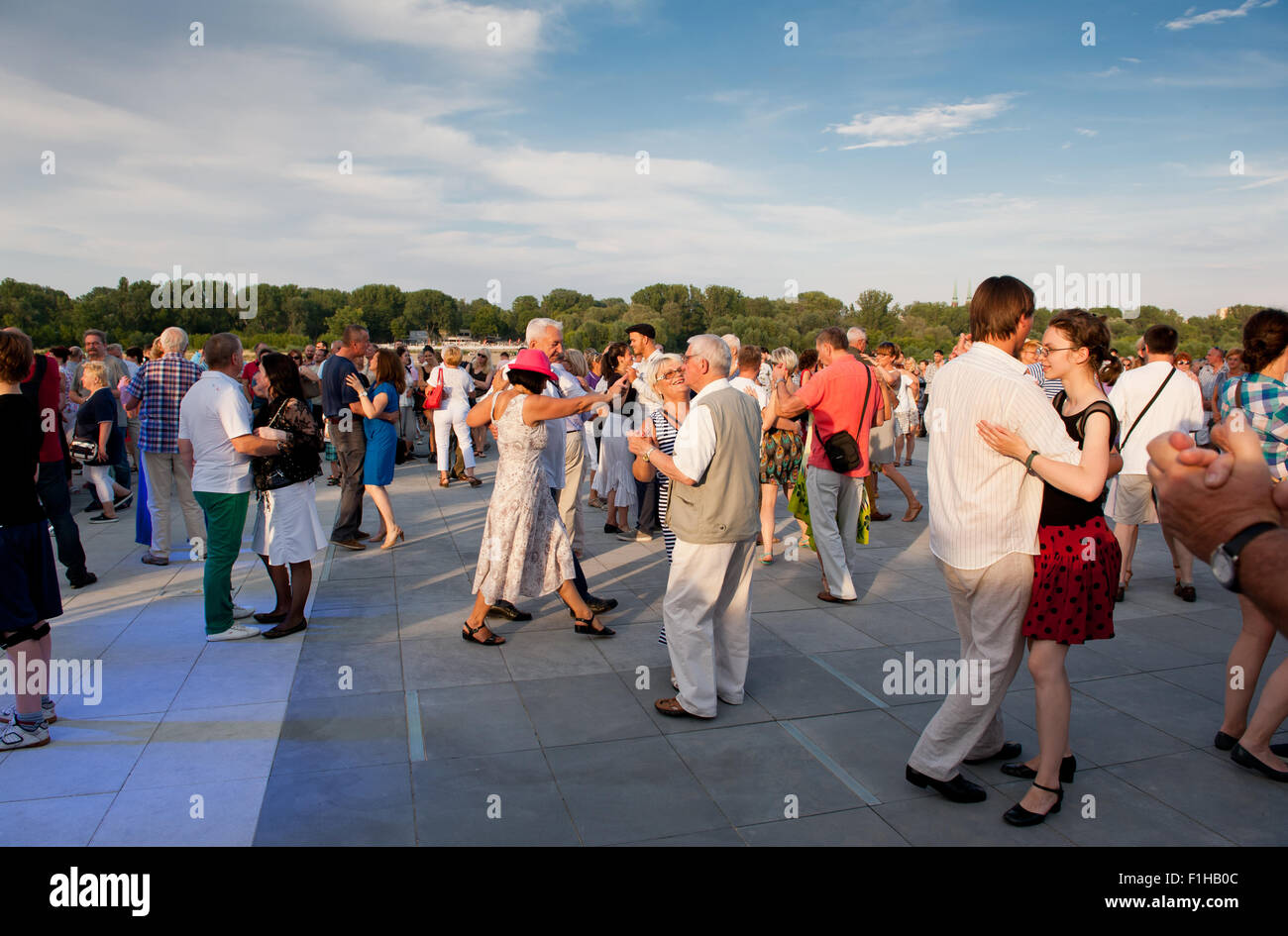 Open air concert dancing hi-res stock photography and images - Alamy