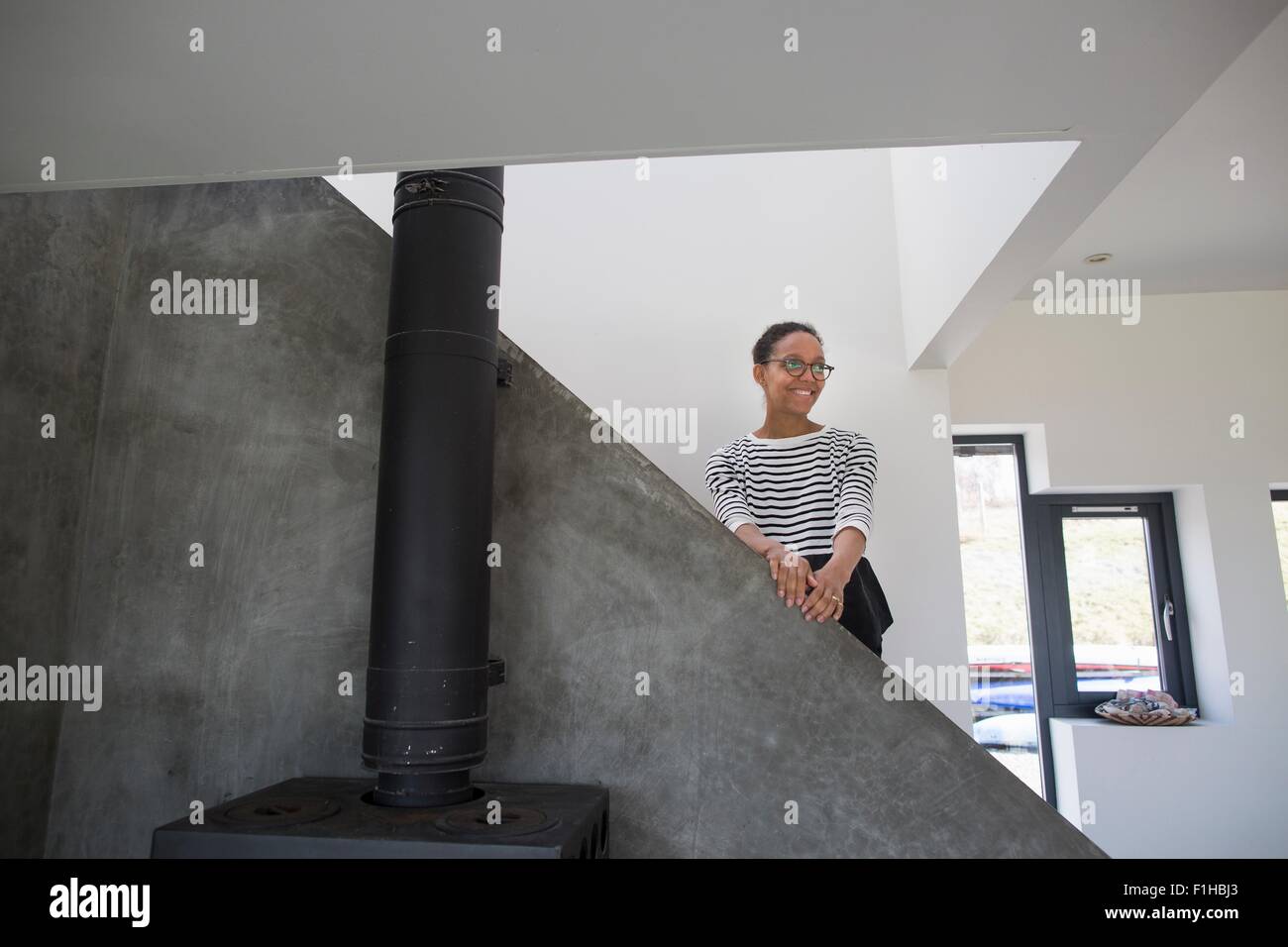 Woman modern home hi-res stock photography and images - Alamy