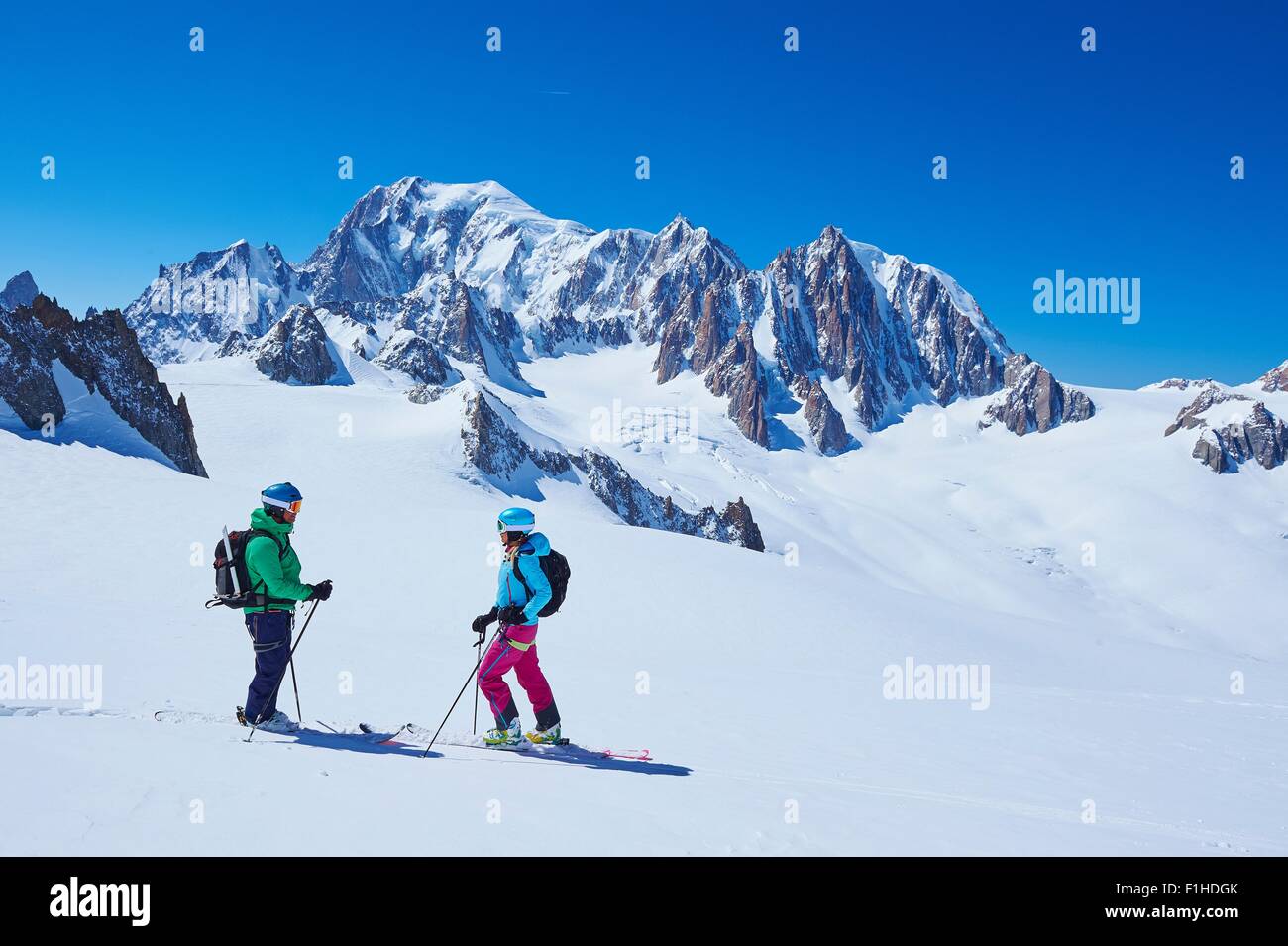 Female and male skiers talking on Mont Blanc massif, Graian Alps ...