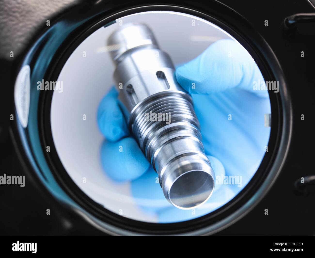 Magnifying glass and hand hi-res stock photography and images - Alamy