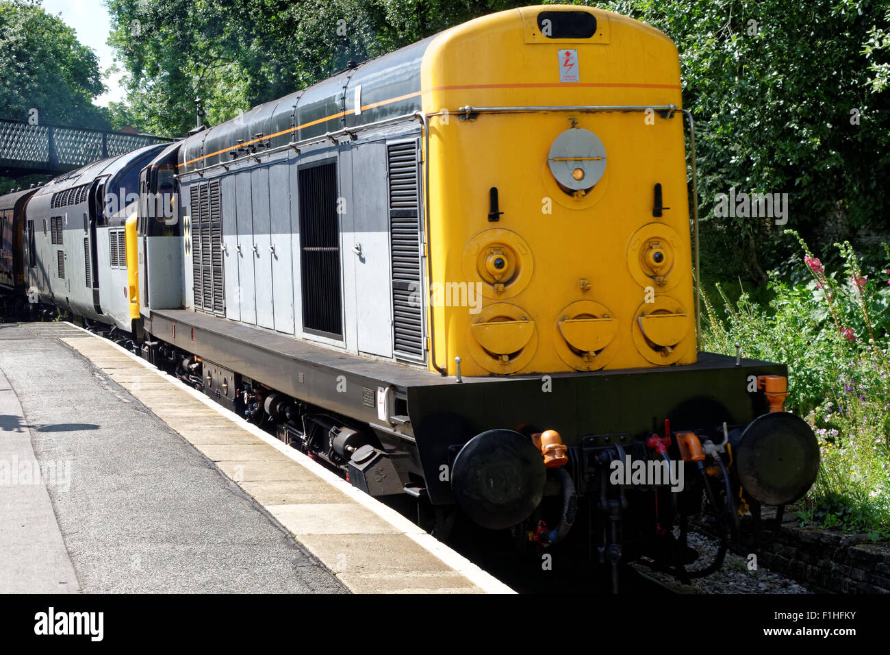 Diesel train hi-res stock photography and images - Alamy