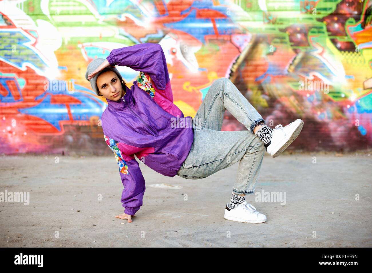 Young woman breakdancing freeze against graffiti Stock Photo - Alamy