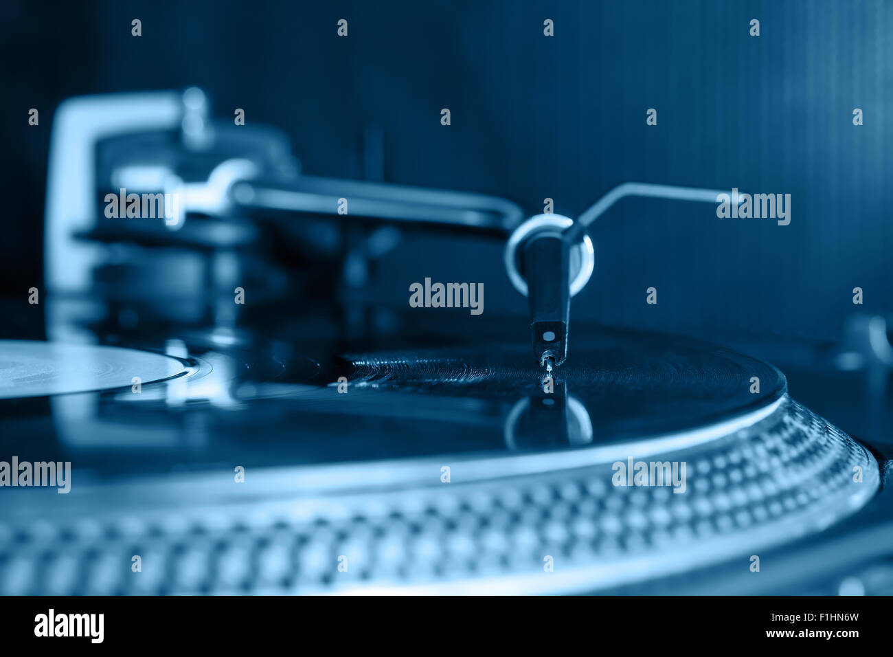 Dj needle stylus on vinyl record Stock Photo - Alamy