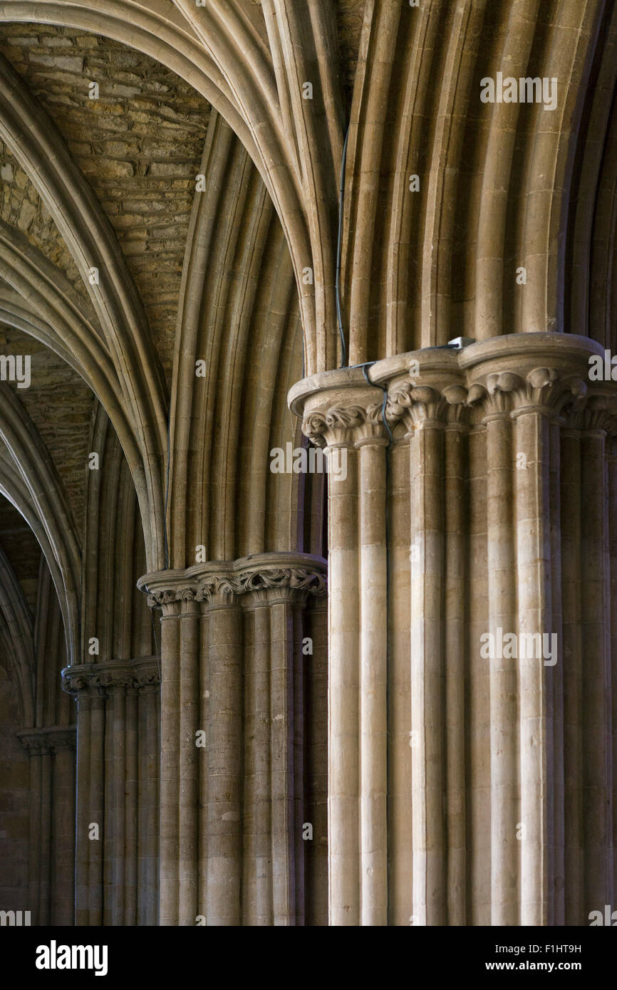 Interior of Pershore Abbey with ribbed columns and vaulting Stock Photo ...