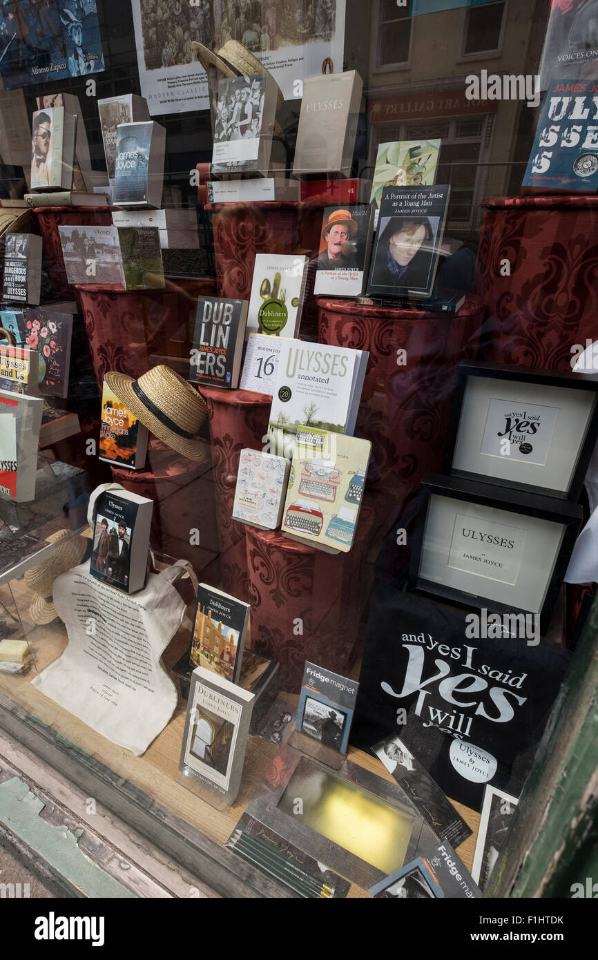 Bookshop window display hi-res stock photography and images - Alamy