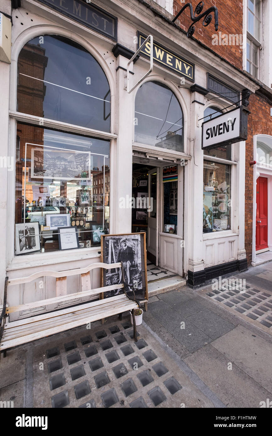 Chemist facade hi-res stock photography and images - Alamy