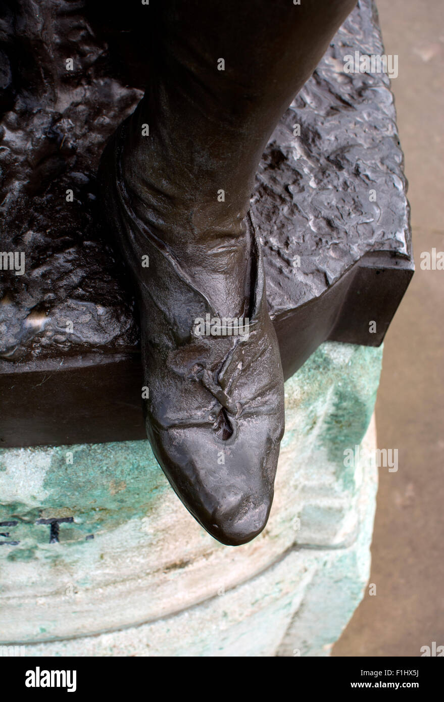 Statue shoes hi-res stock photography and images - Alamy