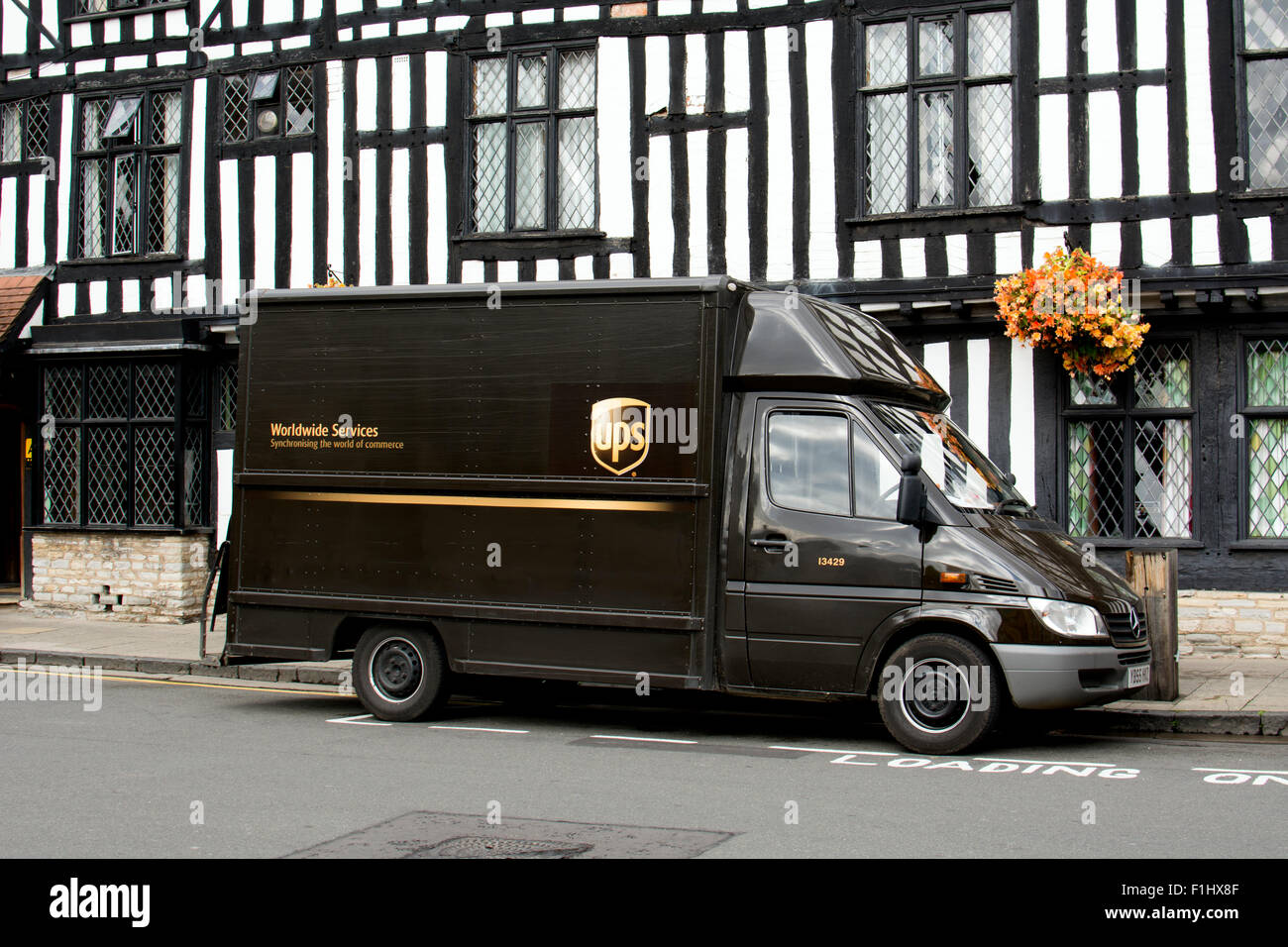 Ups van uk hi-res stock photography and images - Alamy