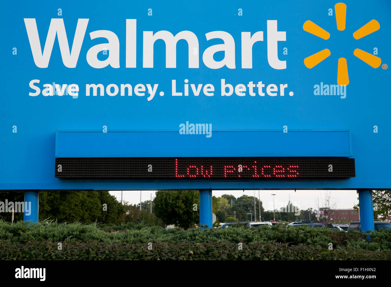 Walmart logo hi-res stock photography and images - Alamy
