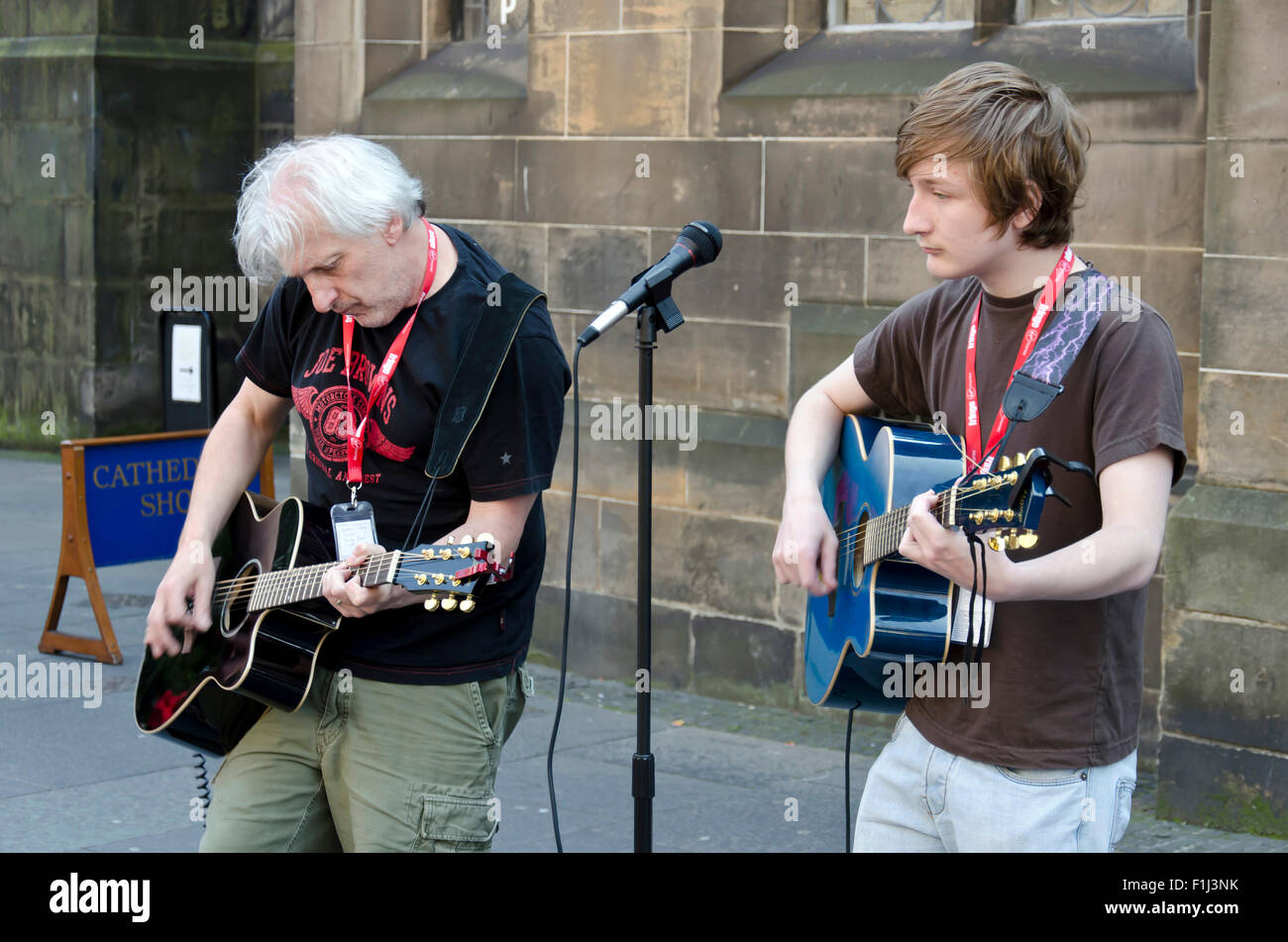 Two singers and guitarists busking at the Edinburgh Festival Fringe in ...
