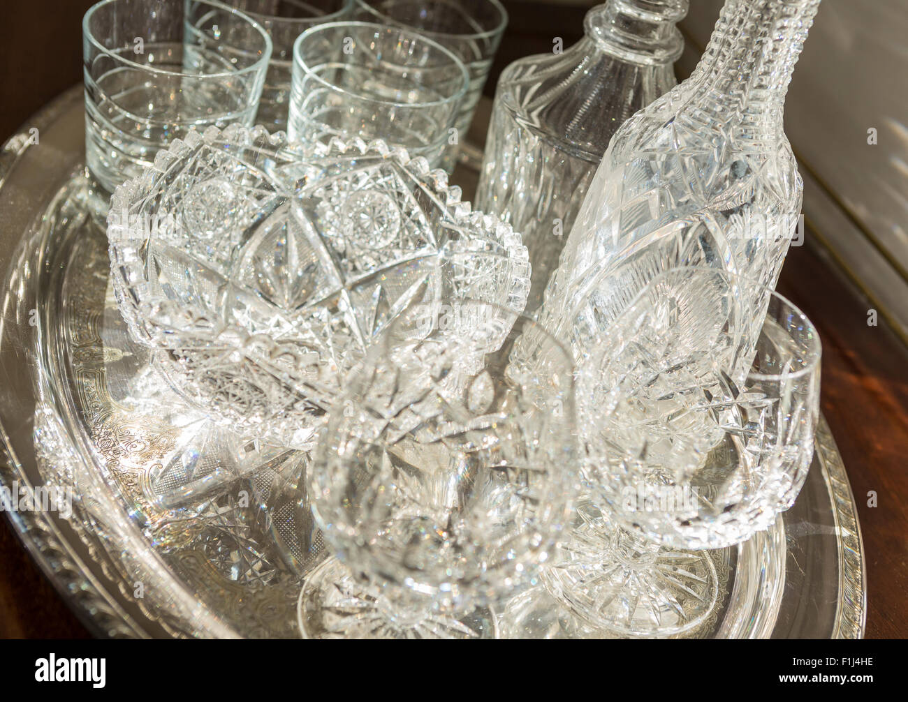 VIRGINIA, USA - Crystal cut glass on silver platter Stock Photo - Alamy