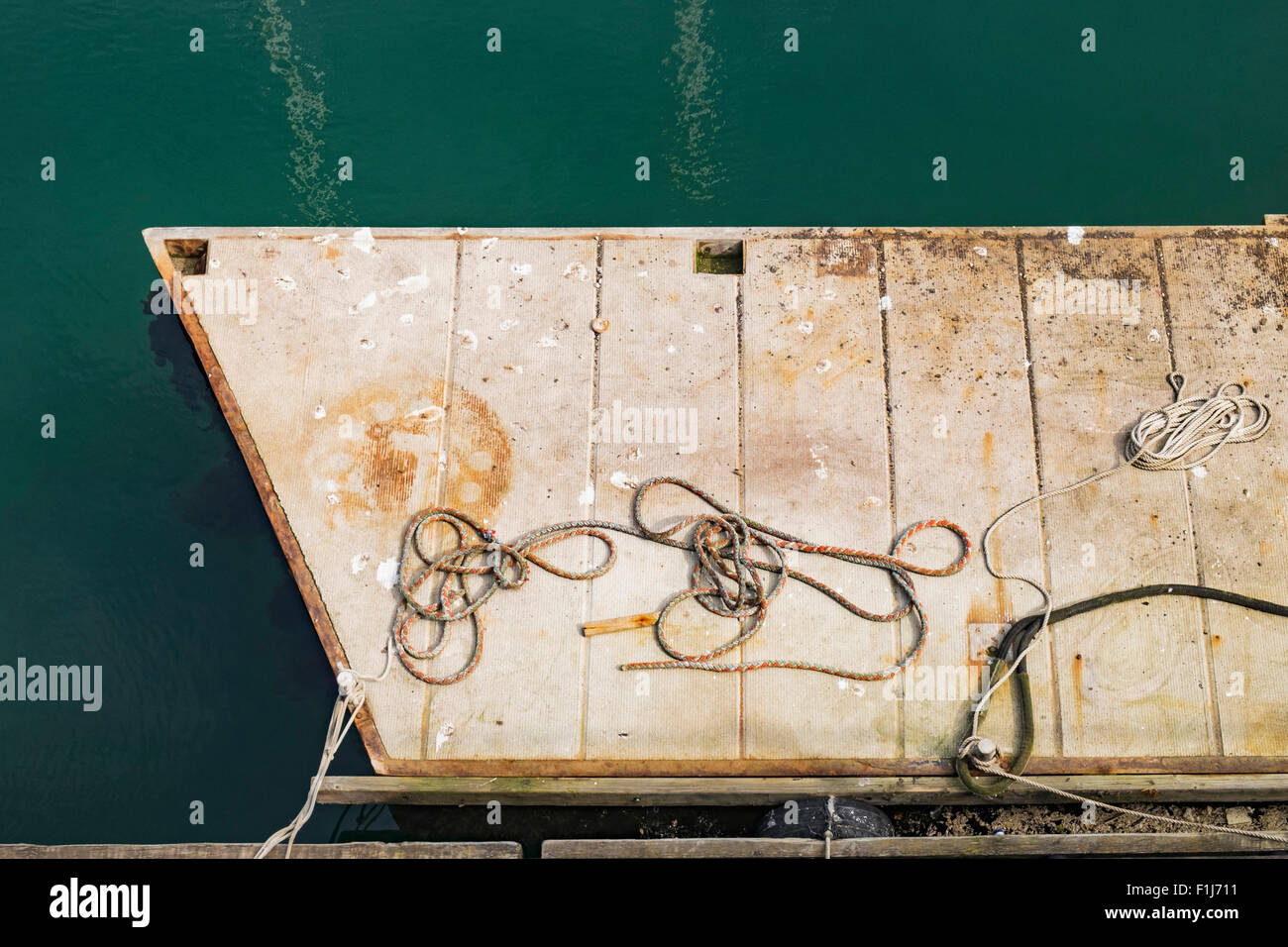 Harbour floating landing deck with ropes Stock Photo - Alamy