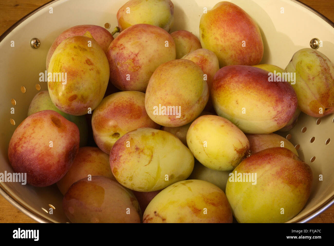 Cullender hi-res stock photography and images - Alamy