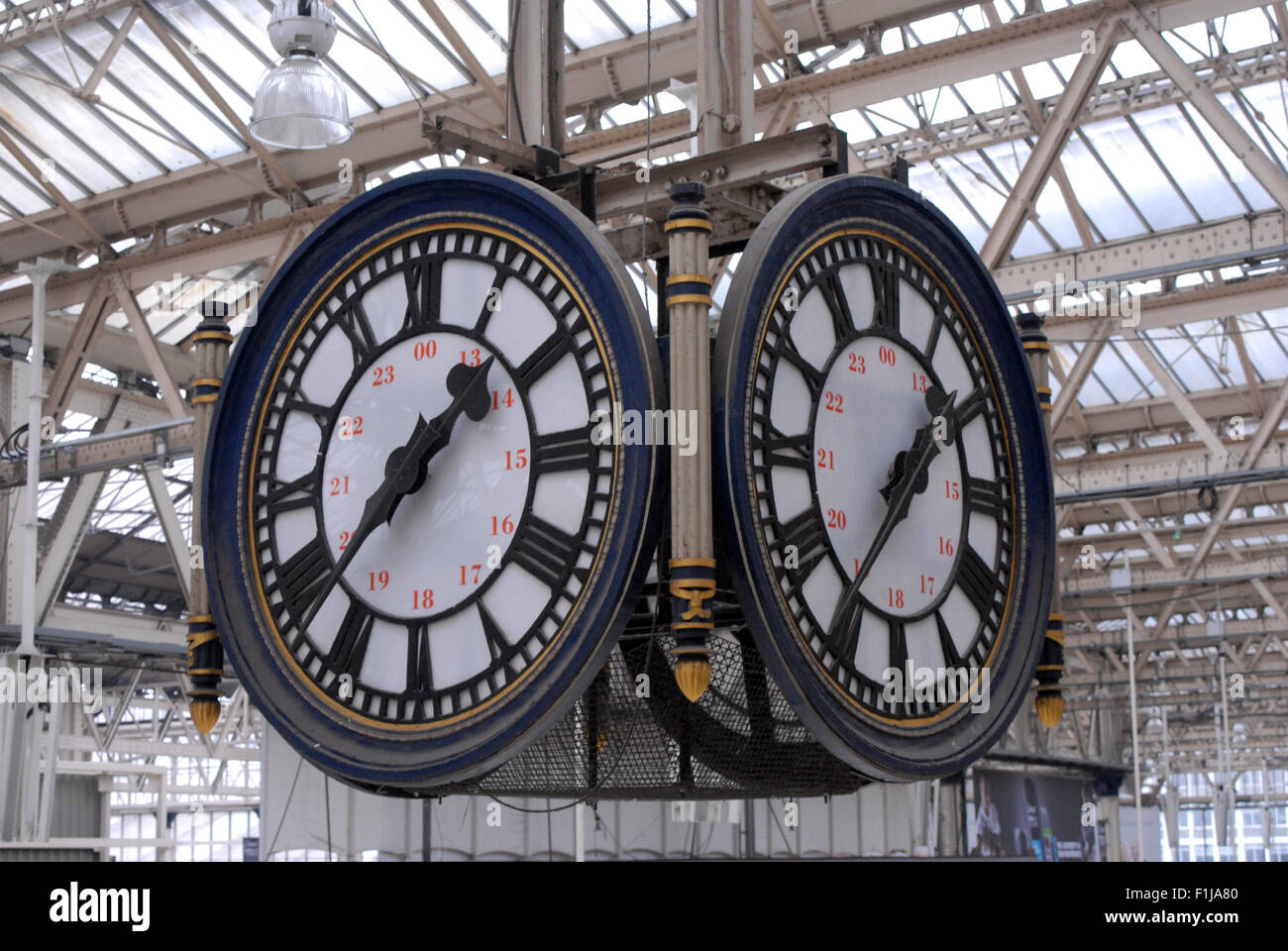 London, UK, 11/03/2014, Clock at Waterloo Station Stock Photo - Alamy